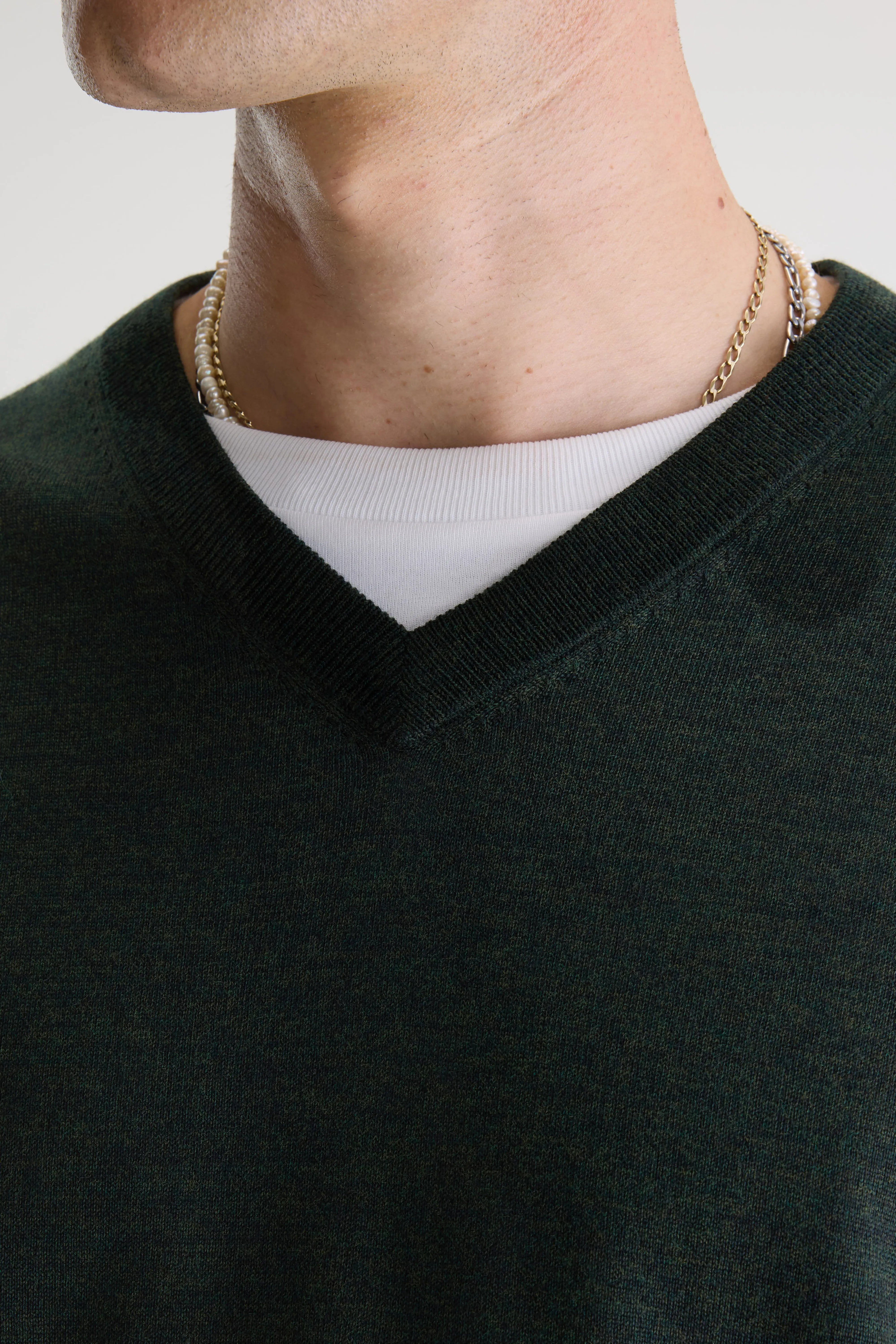 Dark olive merino v-neck sweater for men | Bellerose